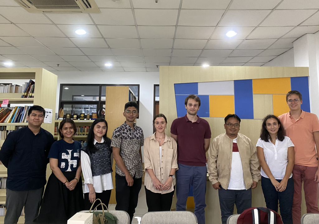 PSSAT Mengunjungi Institute of International Studies (IIS) UGM – Pusat ...